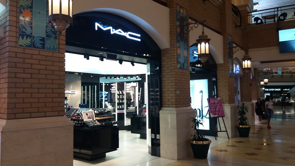 Consumer Trends in Kuwait's Cosmetic Industry | Publishes | Poixel