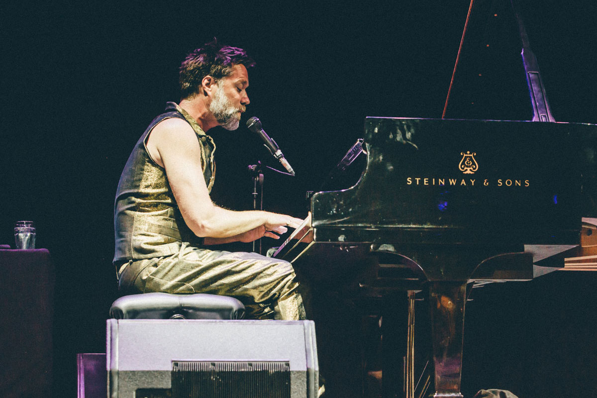 Rufus Wainwrihgt solo necesitó un piano y una guitarra para dejarnos ...