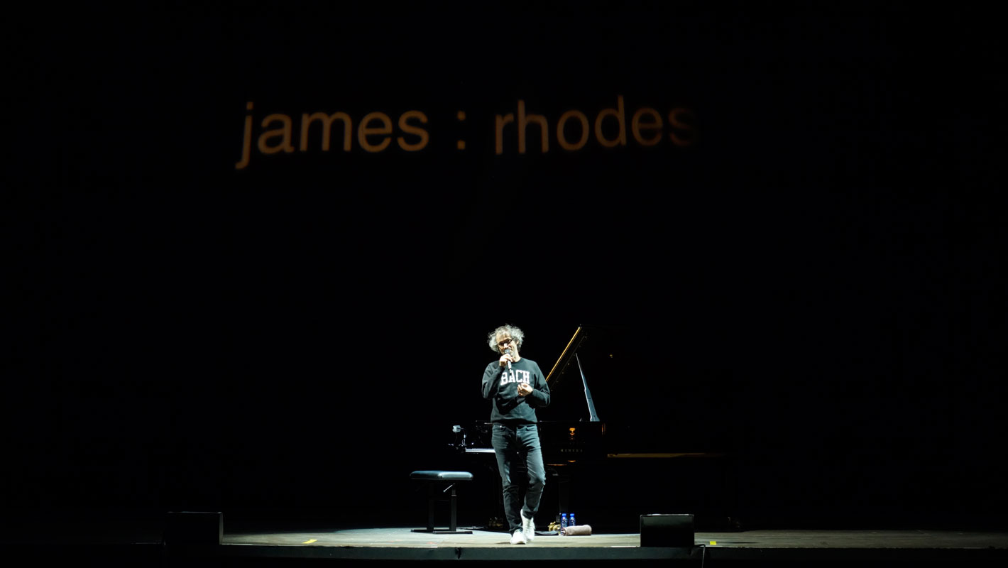 La exquisita maestría de James Rhodes al piano deslumbra en Noches del ...