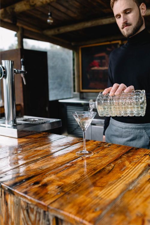 ¿Qué es un bartender y cuáles son sus funciones en la industria de la ...