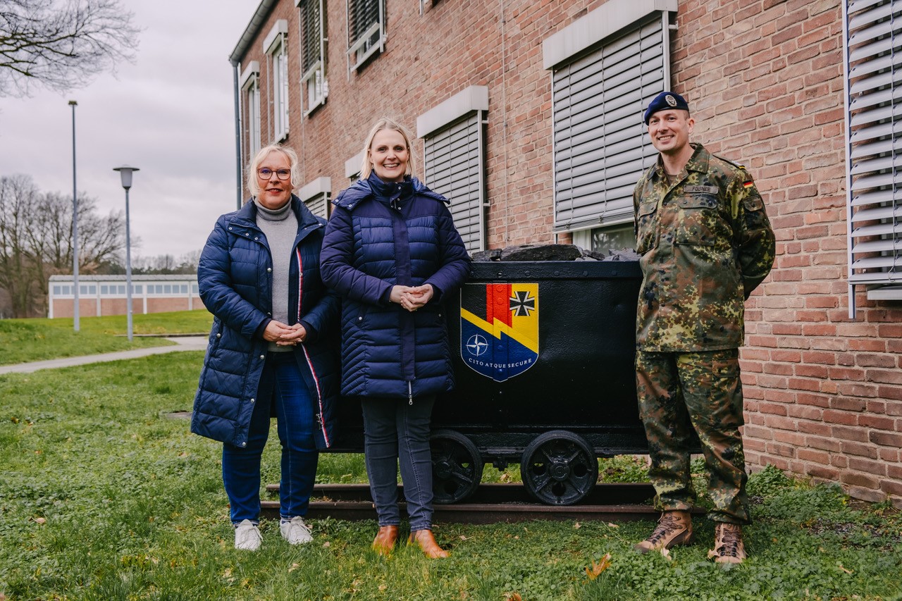 News | Charlotte Quik zu Gast beim 1st Nato-Signal-Bataillon in der ...