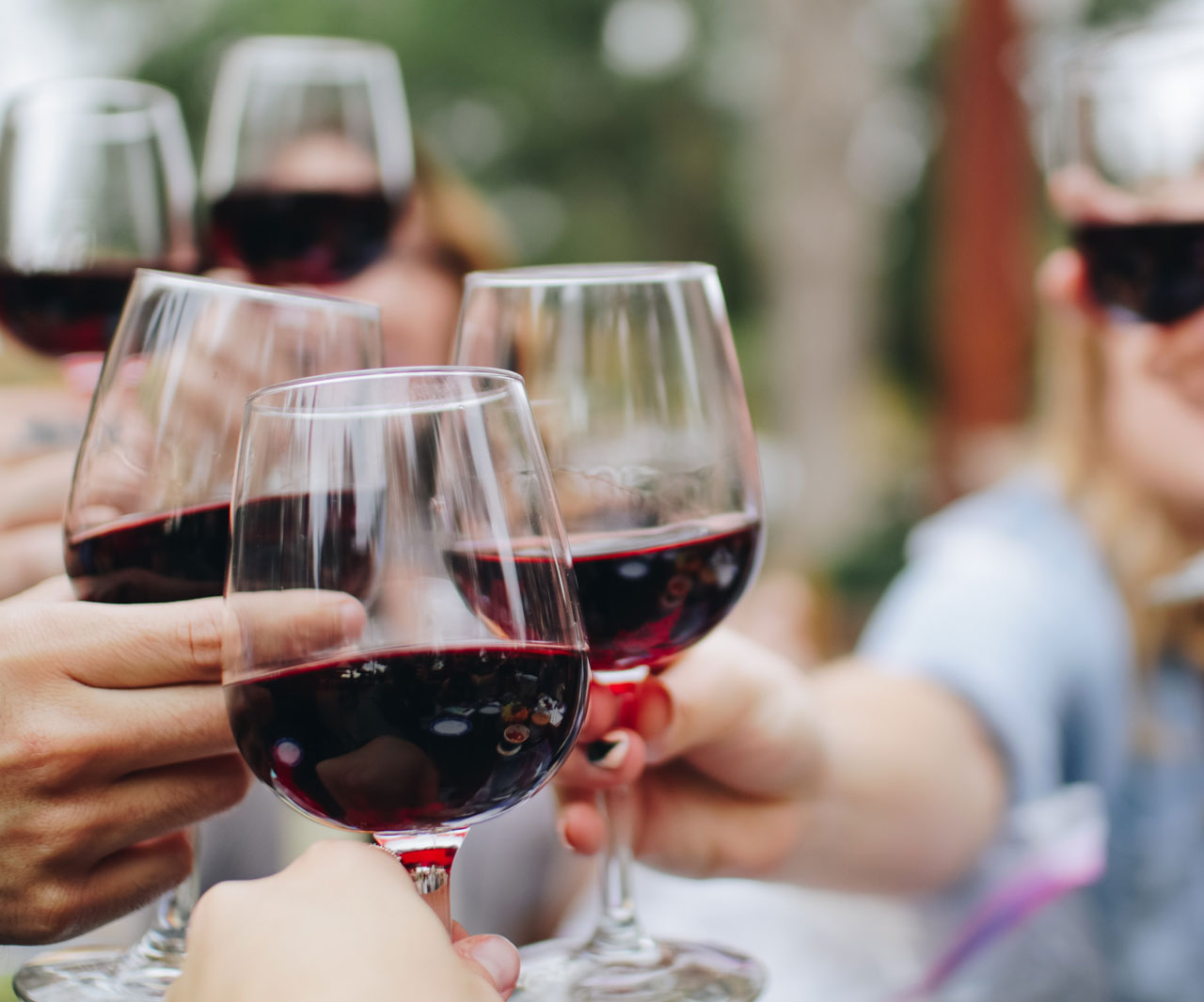 Cheers! The Dos and Don’ts of Giving a Toast | Evite