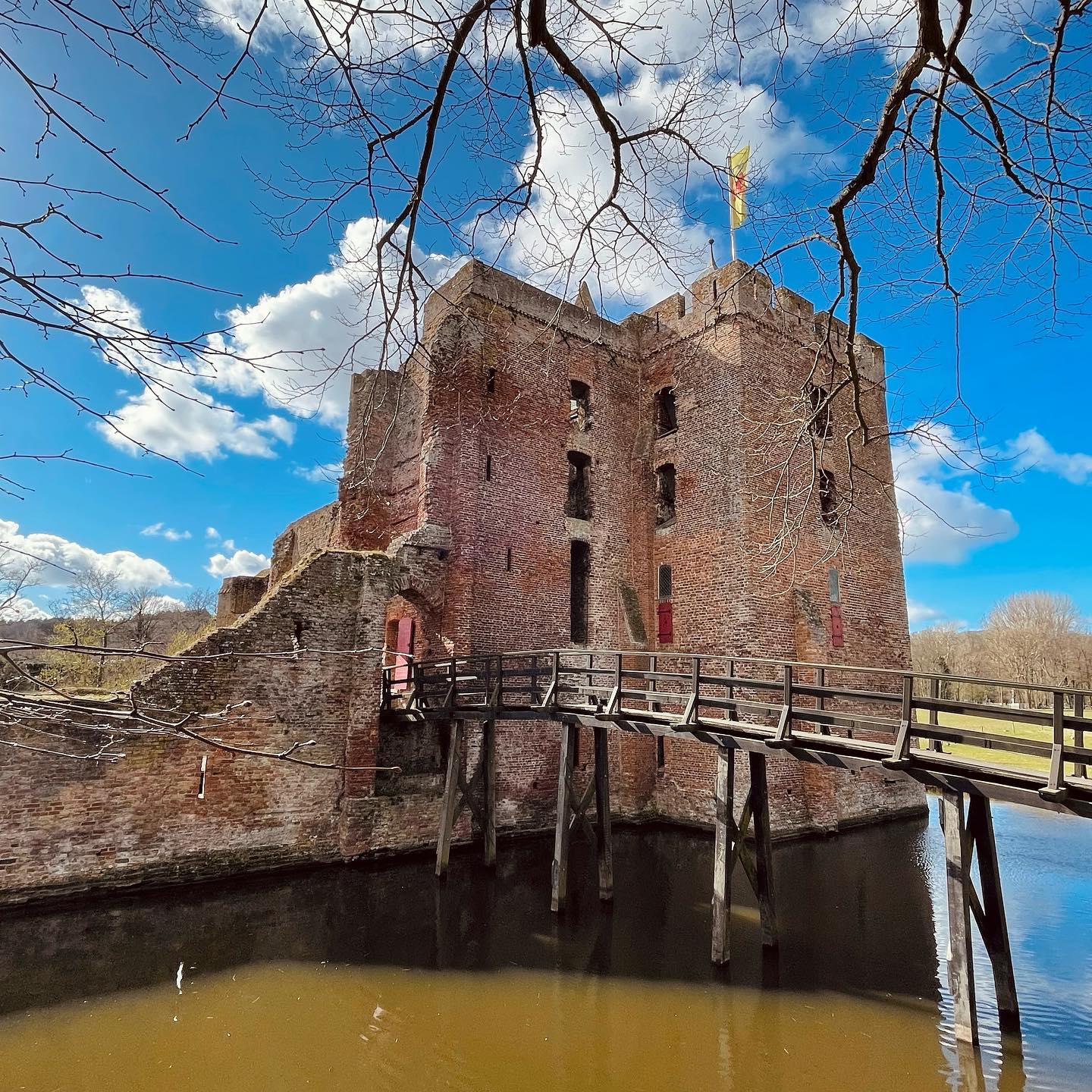 De turbulente geschiedenis van het Kasteel van Brederode ⇻ The Dutch ...
