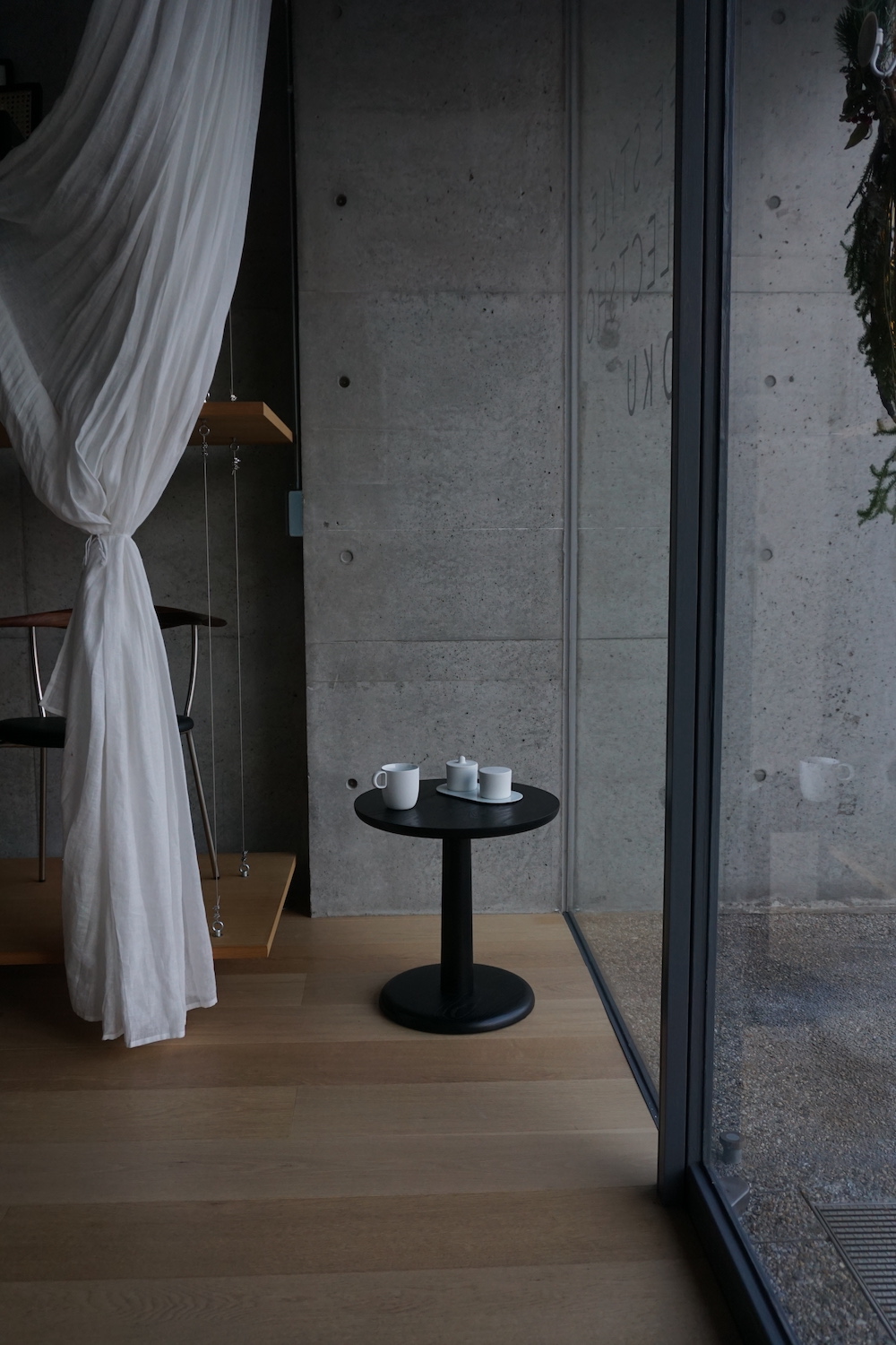 Pon Side Table / Model1290 / Oak Black Lacquered | 北欧の名作インテリア | COKU