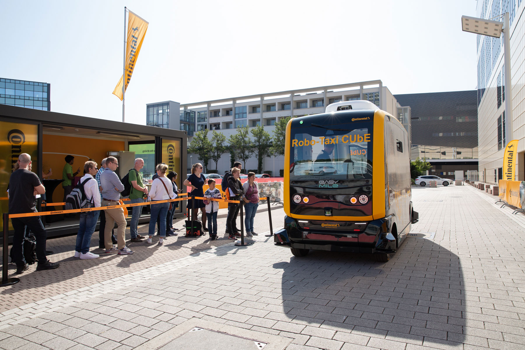 Premium Container als Haltestellen auf der IAA