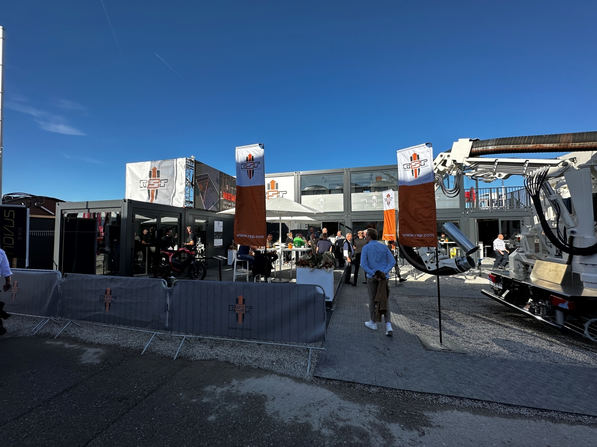 Großer Outdoor-Messestand mit Doppelstockanlage | JP SPACES