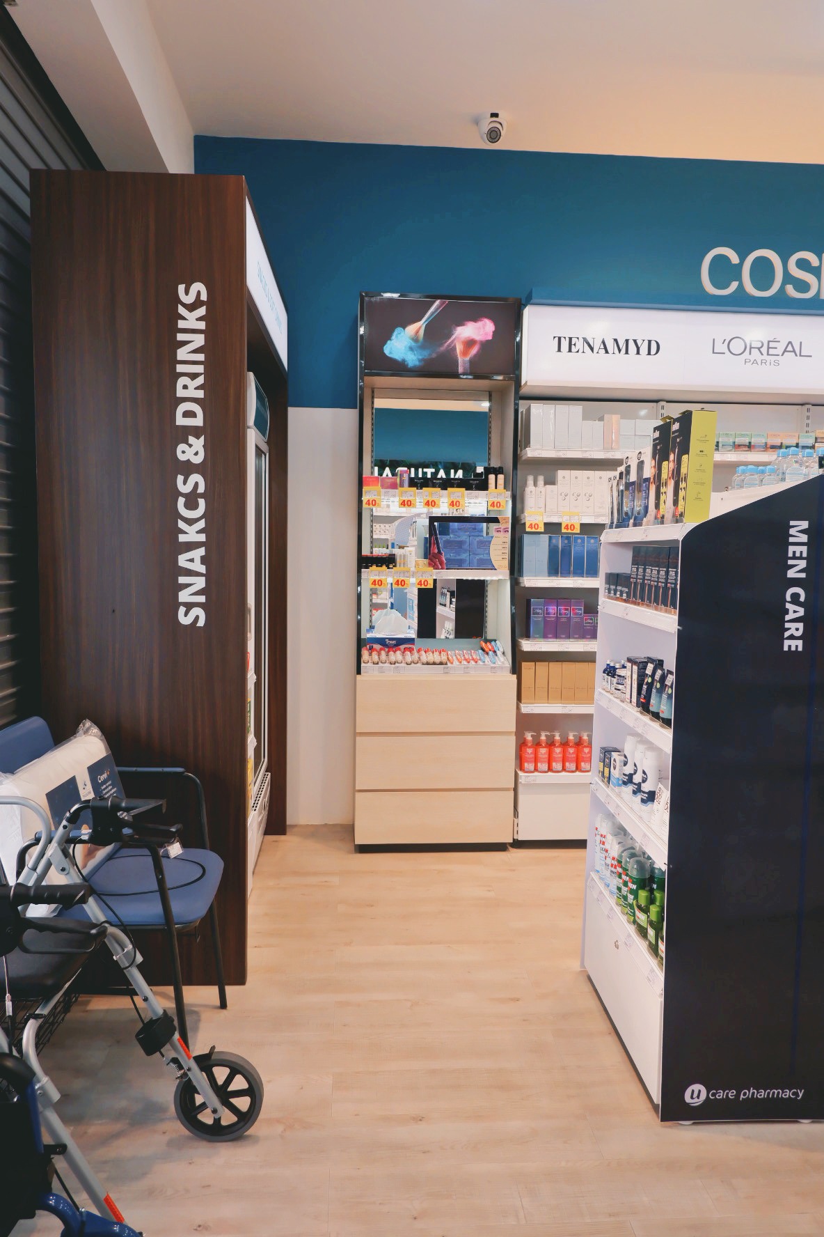 Equipment of the Ucare Pharmacy - Norodom Boulevard.