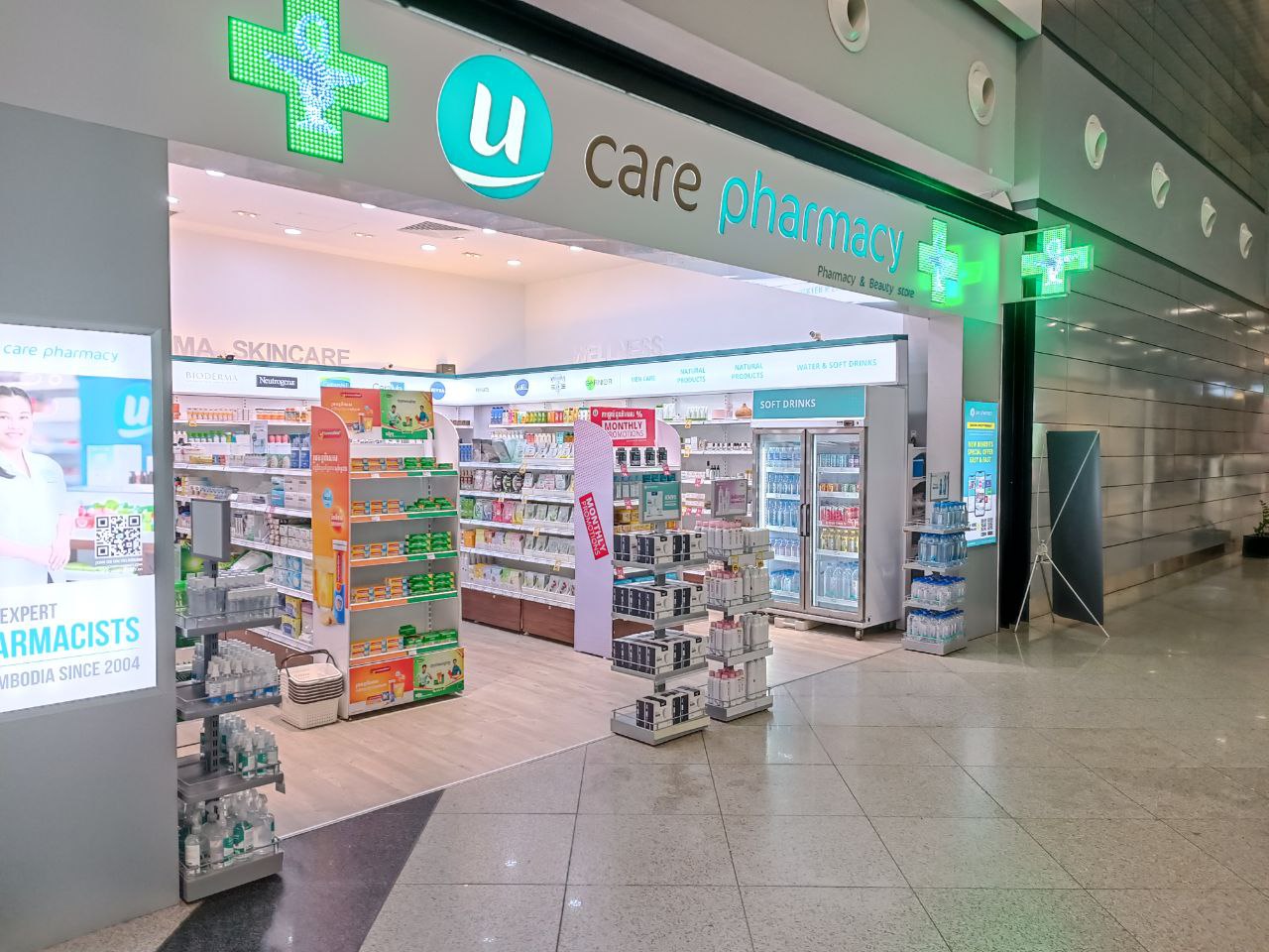 Installation of floors at the Ucare pharmacy - Phnom Penh Airport