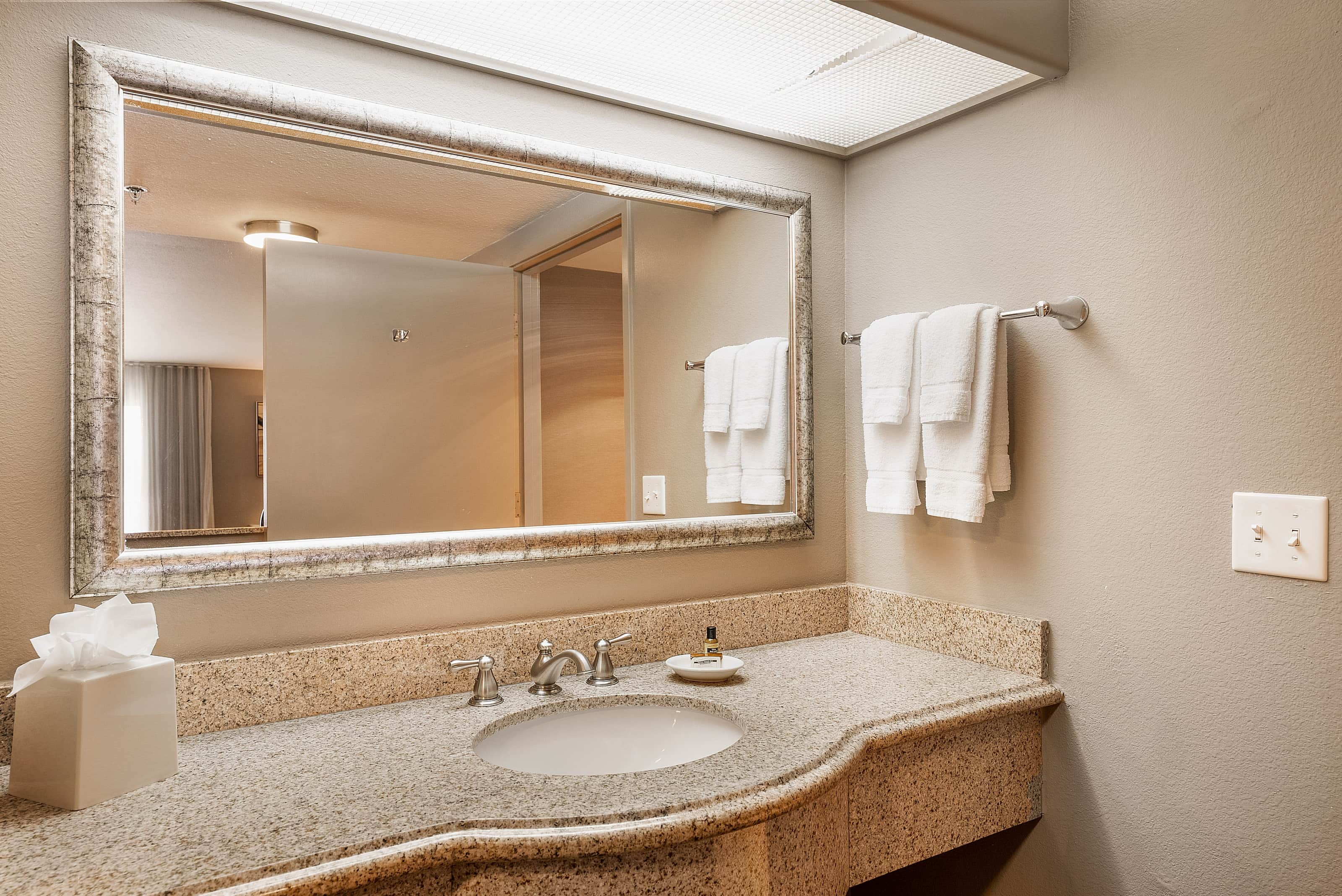 Gorgeous King Water View Suite at Executive Inn & Suites in Oakland