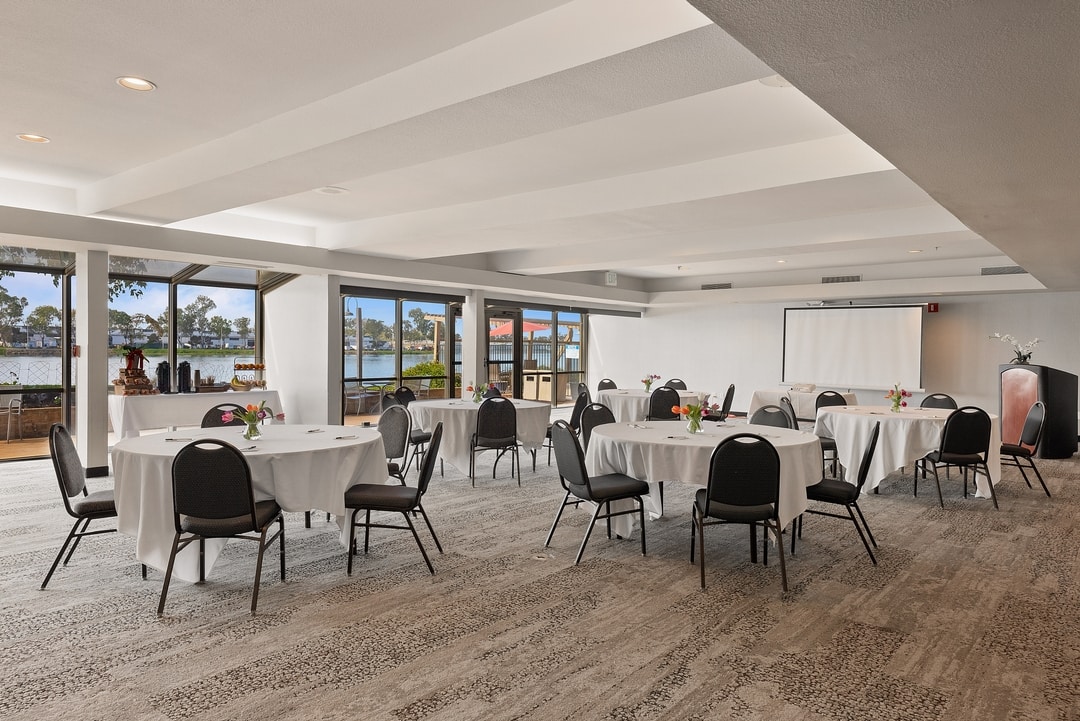 #1 Hotel in Oakland + Breathtaking Views - Executive Inn & Suites