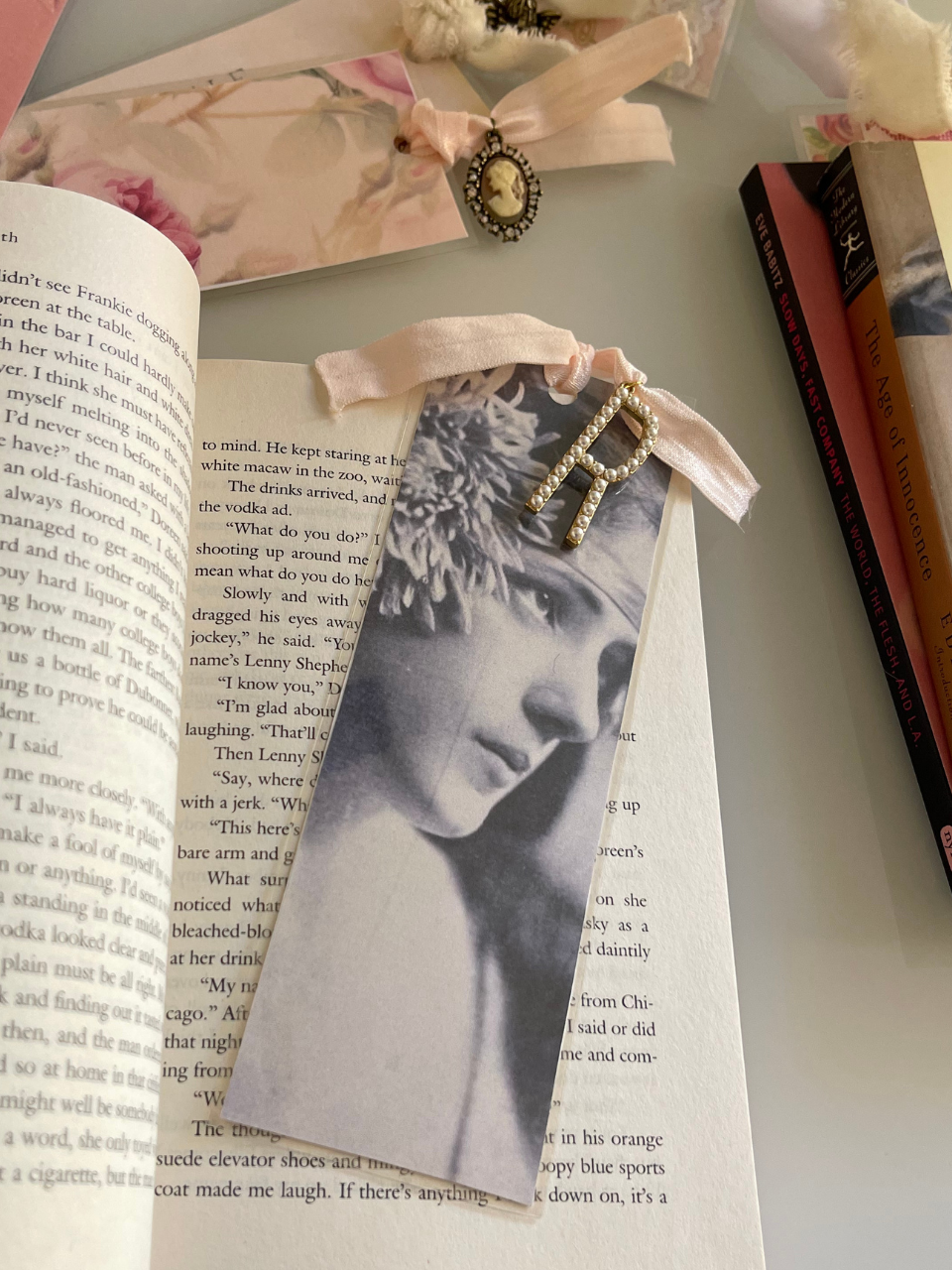 DIY: 10-Minute Vintage Bookmarks (+ FREE PRINTABLE) That Make Perfect Gifts