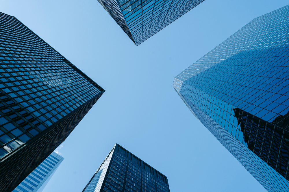 How are centralized & decentralized procurement different?