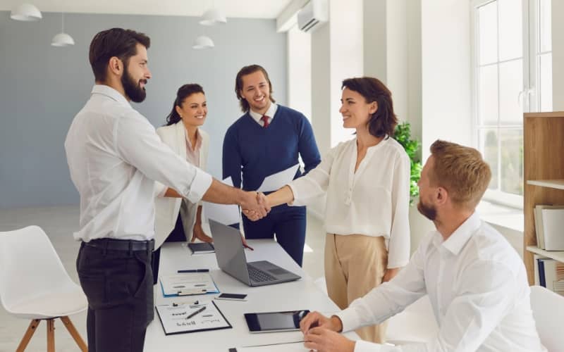 Accueillir un client en anglais : Vocabulaire et guide pratique