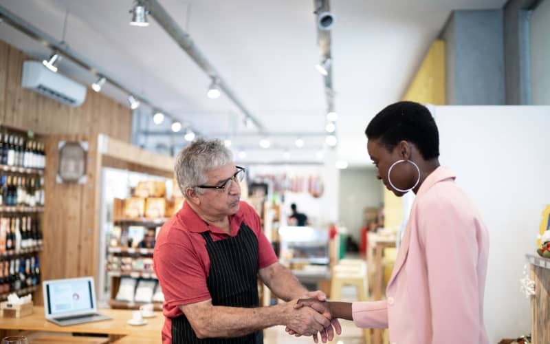 Accueillir un client en anglais : Vocabulaire et guide pratique
