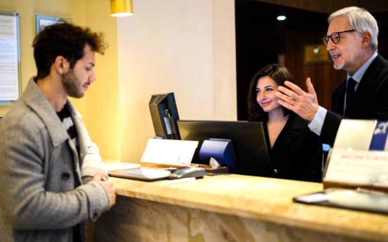 Accueillir un client en anglais : Vocabulaire et guide pratique