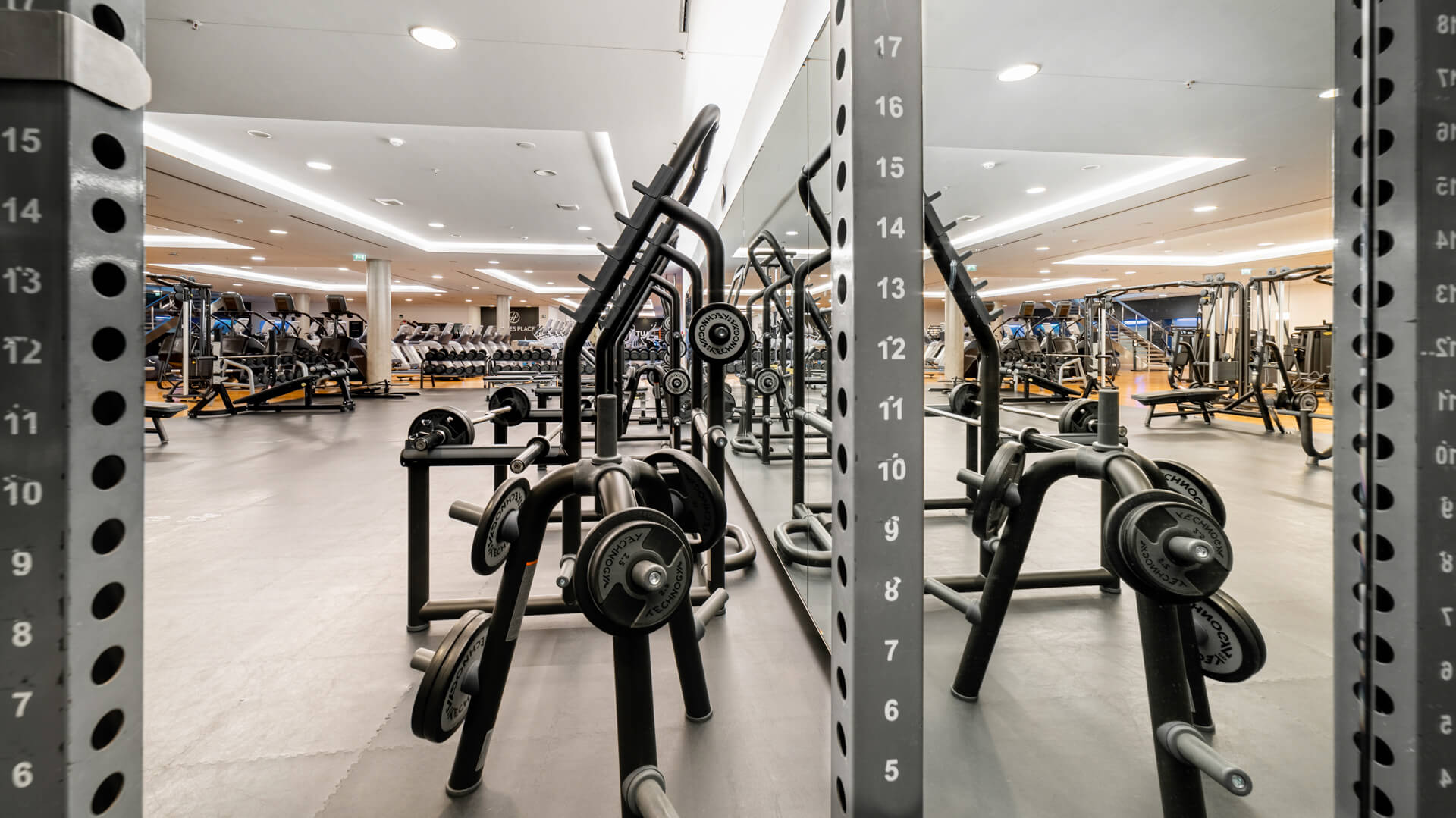 Holmes Place Premium Fitnessstudio l Lübeck
