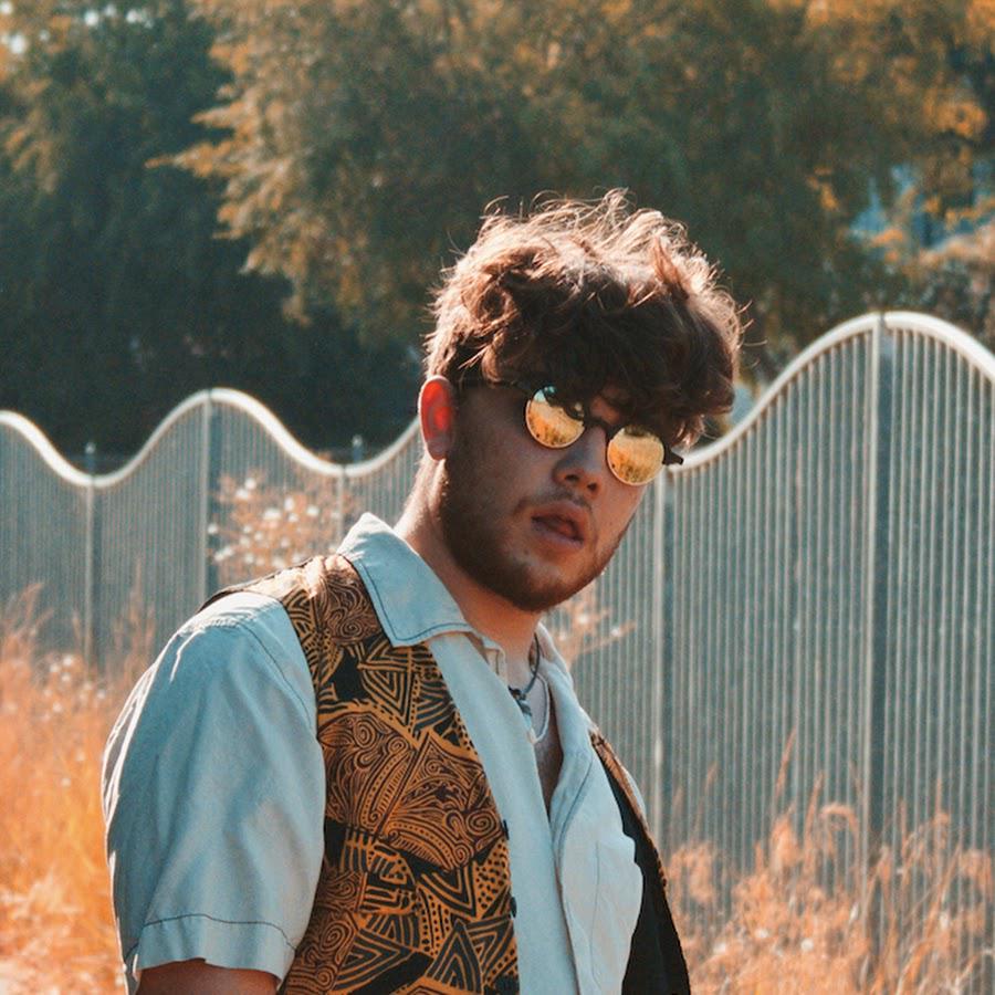 Roe Kapara – Singer, Songwriter and Artist