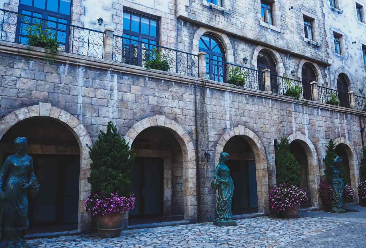 High Wall Balcony Courtyard