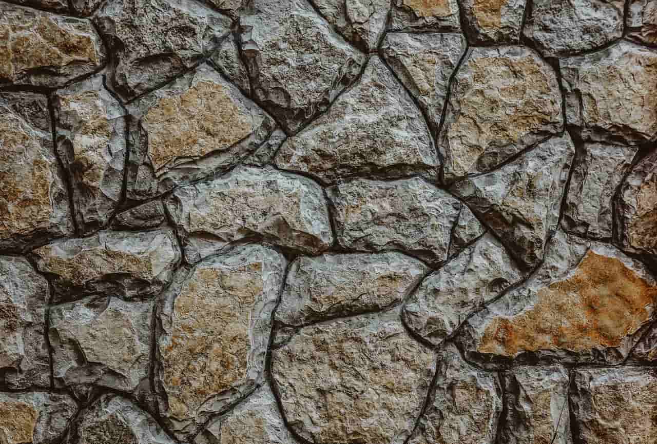 Custom Rustic Rock Walls: Elegance Meets Durability