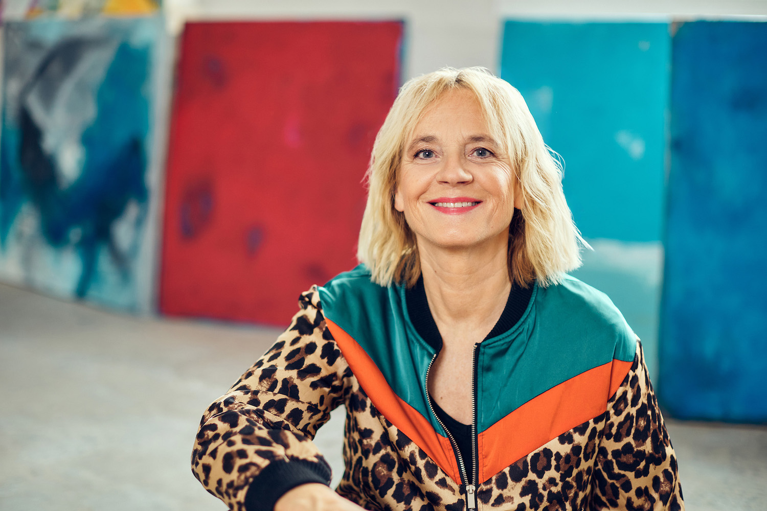 Farbe mit Wirkung: Malerin Jana Dettmer polarisiert mit monochromer Kunst