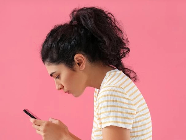 POSTURE SERIES - PROPER POSTURE WHEN ON YOUR PHONE TO DECREASE PAIN