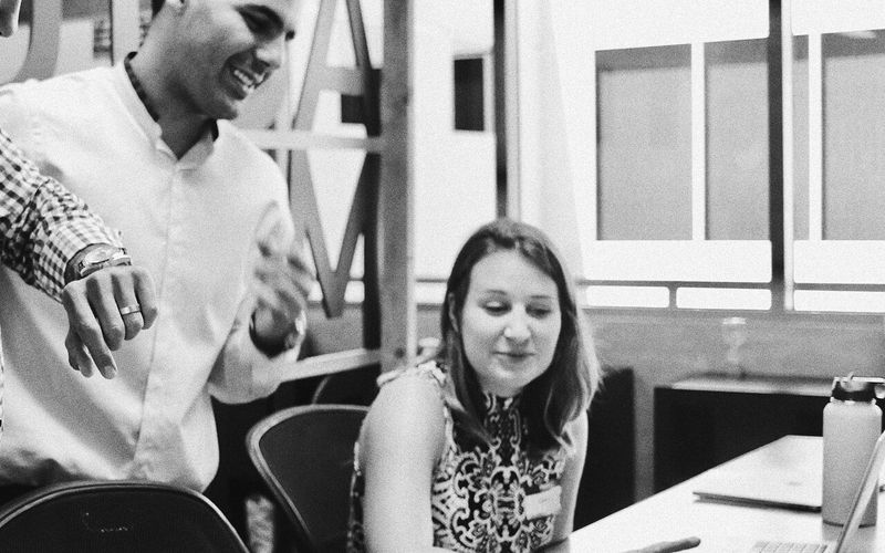 Frases de elogio profissional: 10 exemplos para usar com a equipe