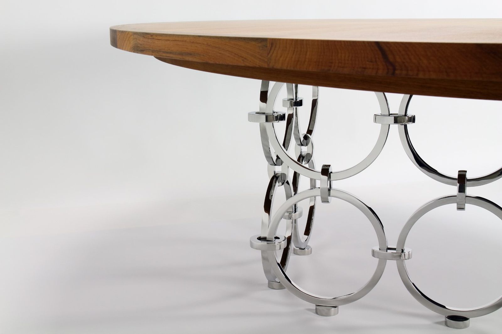 Dining table designed by PINTO DESIGN