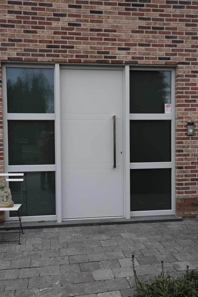 Voordeur met ramen langs de zijkant - Group Vrebos