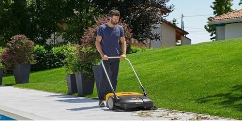 Spazzare il giardino