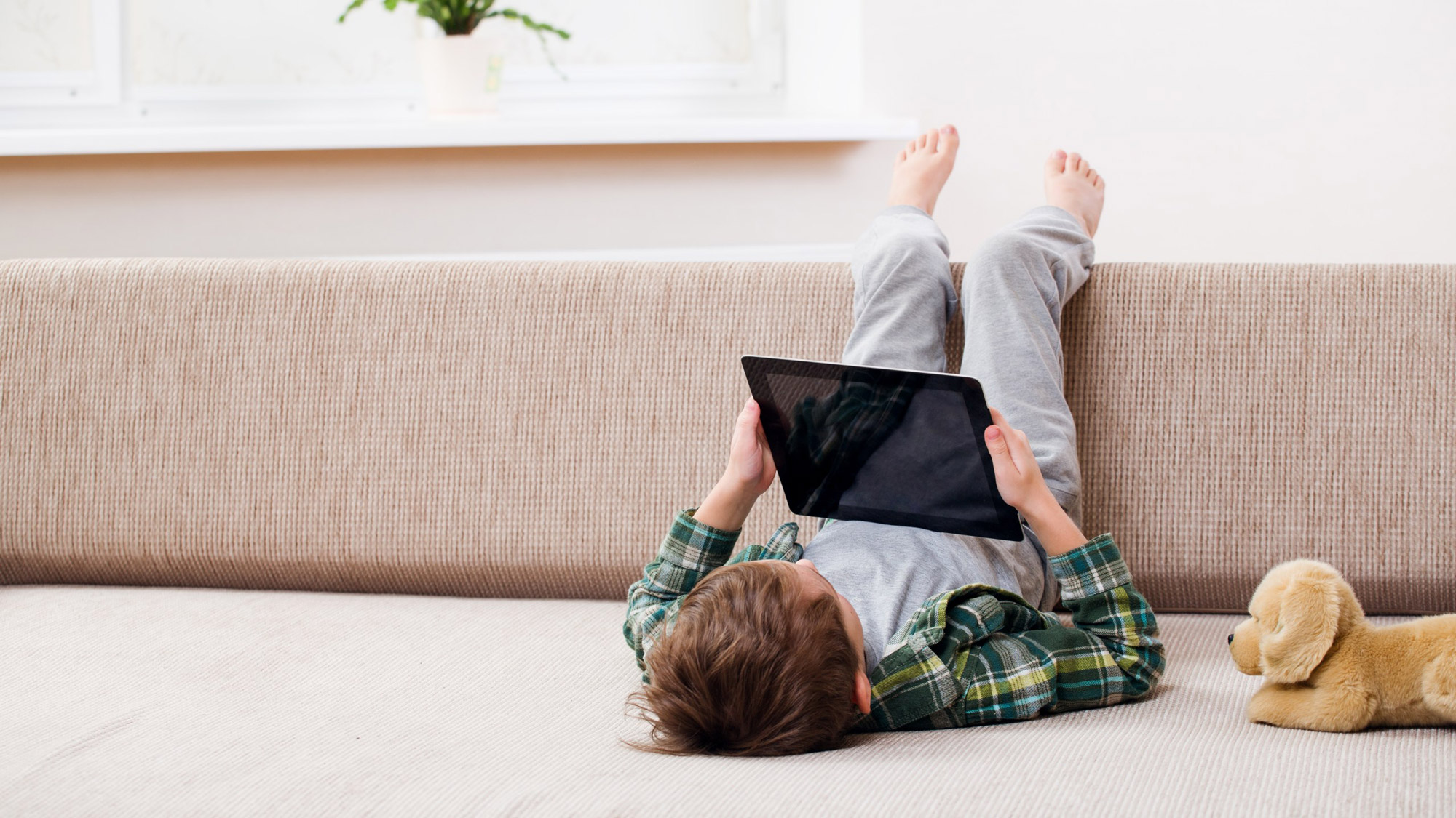 Navigating Screen Time for School-Going Kids | Fakeeh University Hospital
