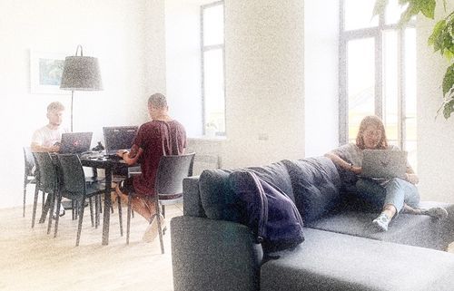 Quelle est la différence entre un coliving et une colocation ? - Bevouac