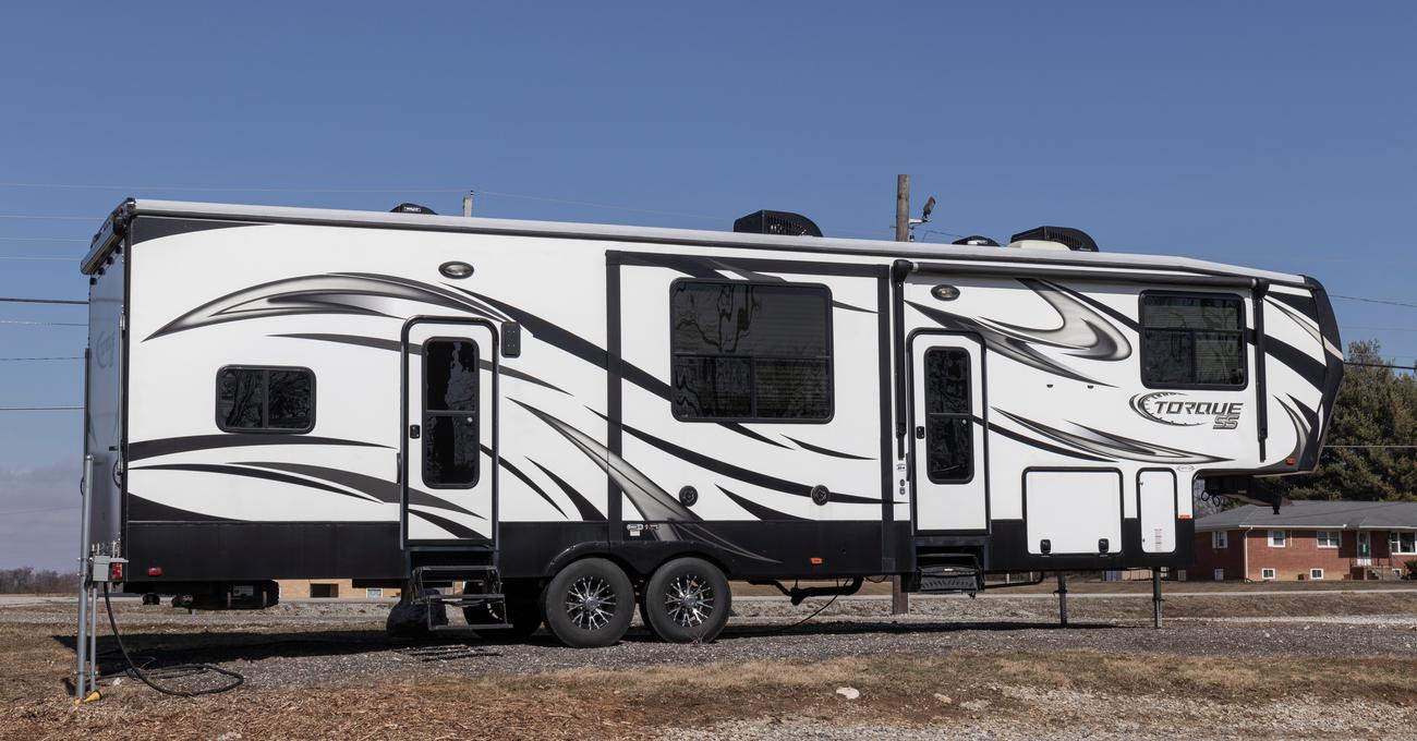 What Is A Fifth Wheel Camper? | Junkyard Mob