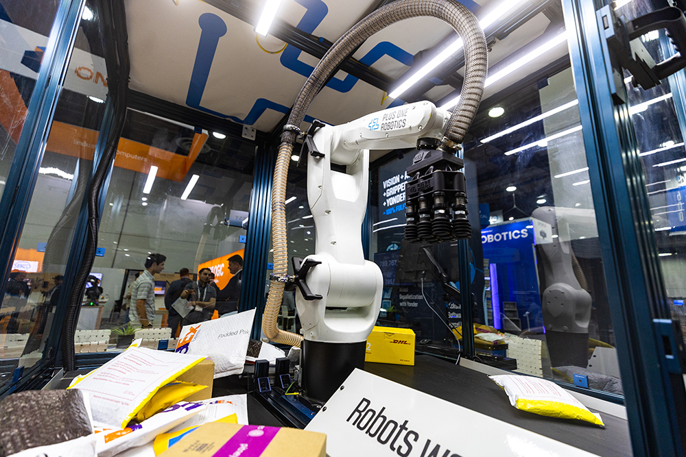 Parcel Handling Induction Cell | Videos | Plus One Robotics