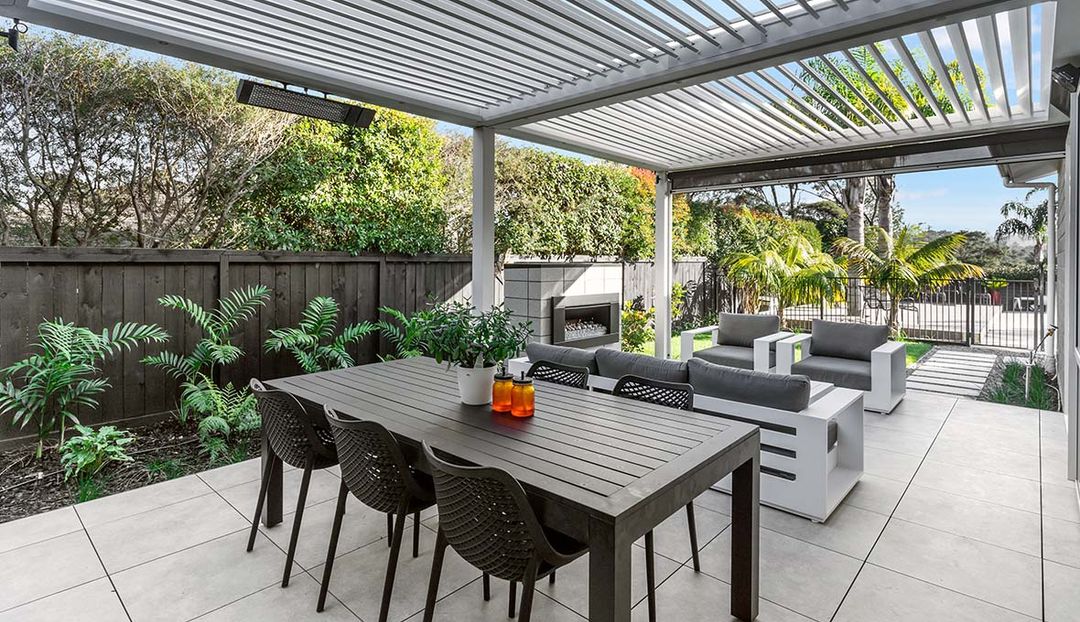 Creating a Stunning Outdoor Living Space with Louvre Roof in Greenhithe ...