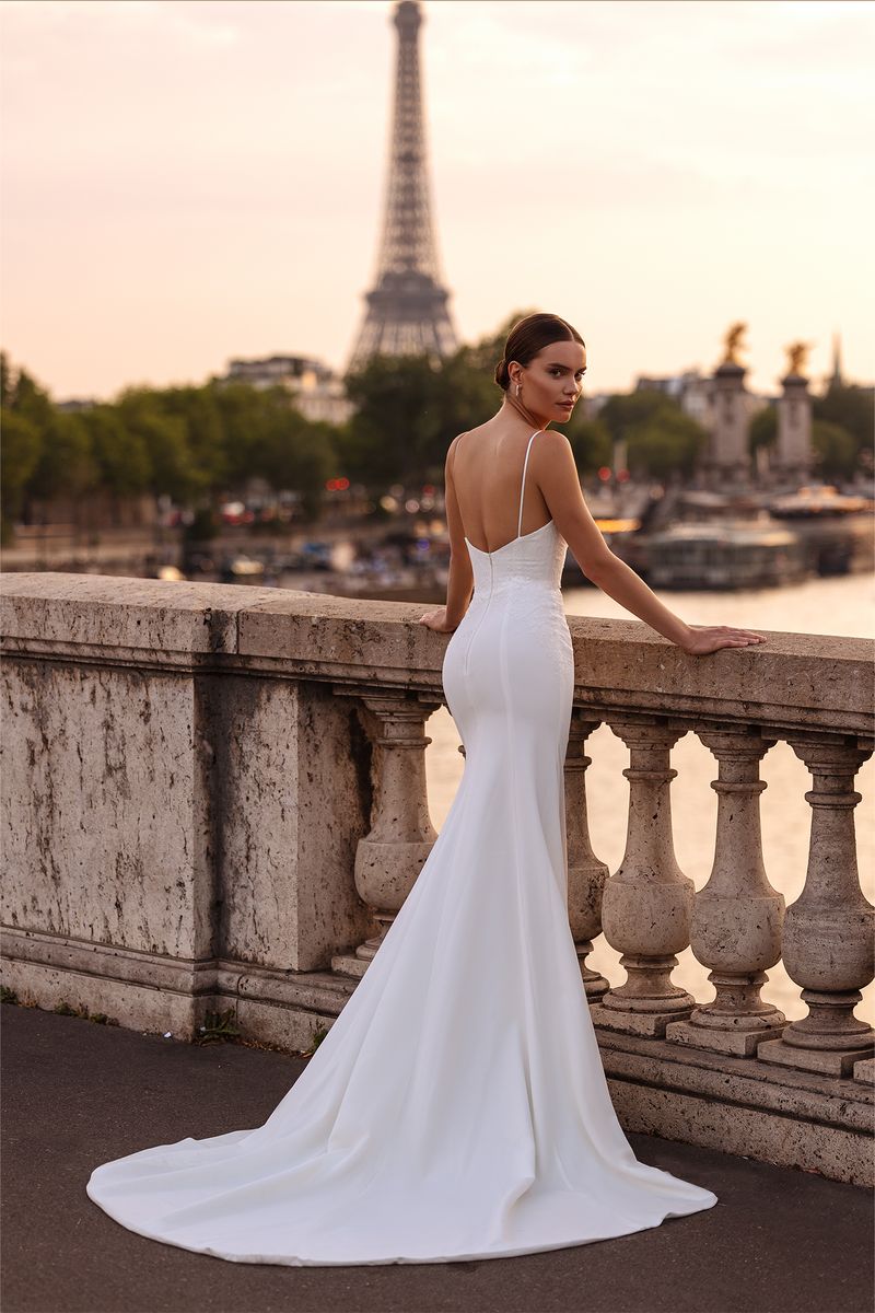 Paris – Wedding Dress: 152 Alla