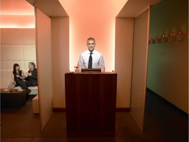 What Does Host Do in a Restaurant | 5-Out