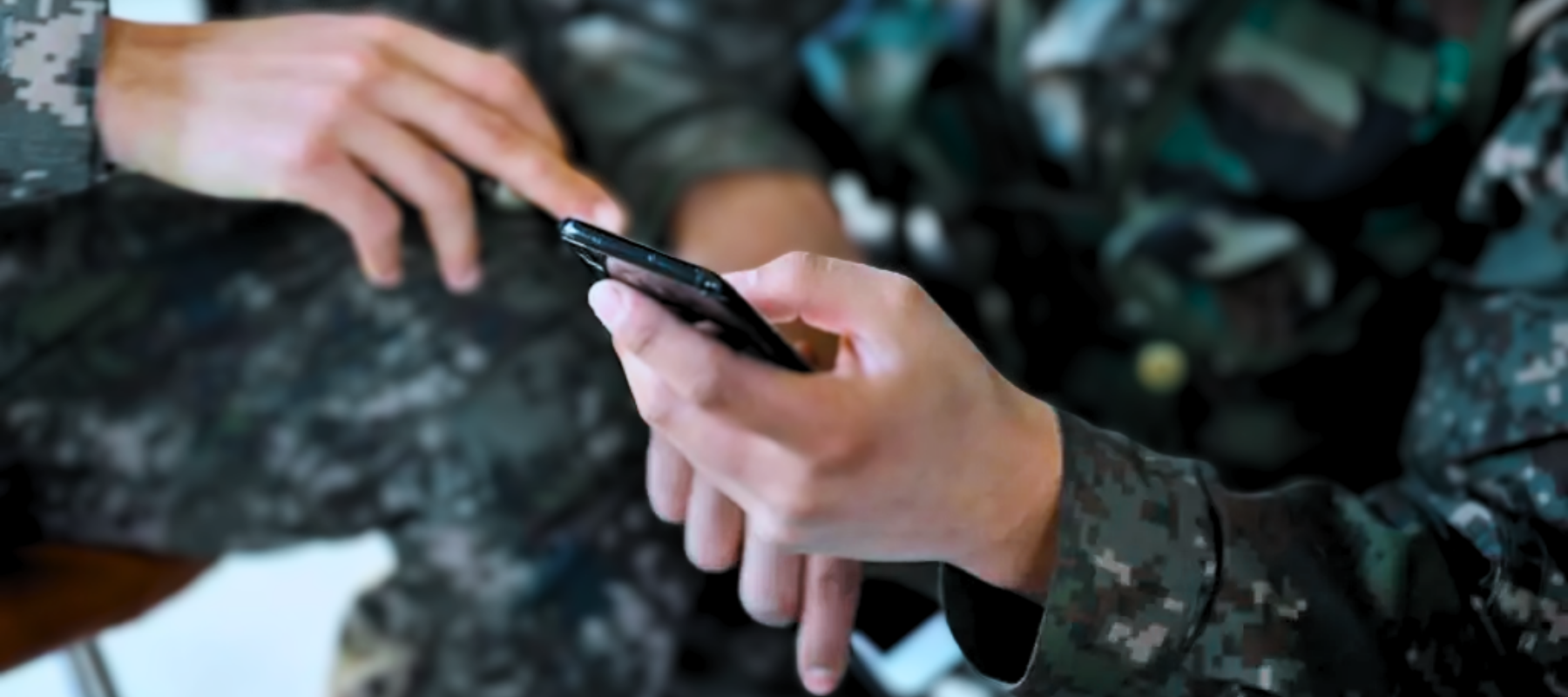 Risks of Tracking Soldiers' Mobiles During War Conflicts