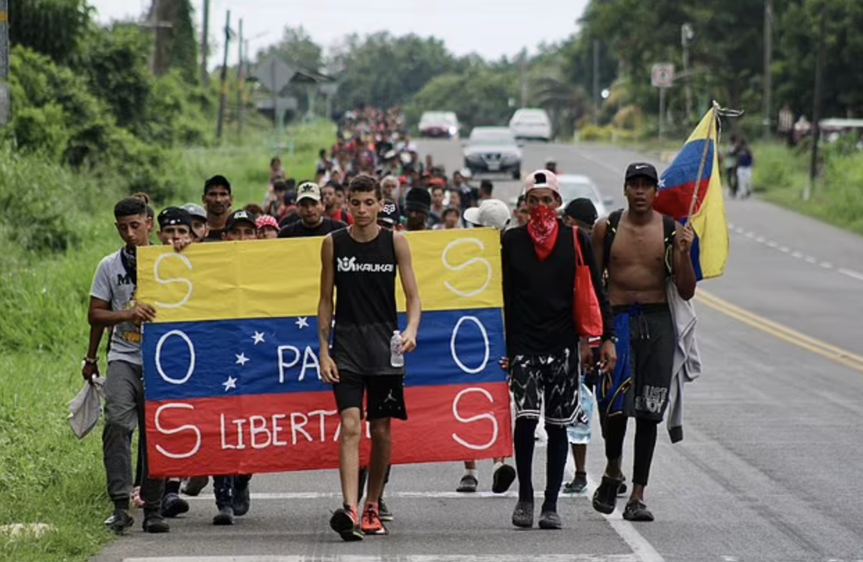 Almost a THOUSAND migrants form caravan after crossing into Mexico from ...
