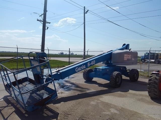 Boom Lifts: Definition, Types, Use Cases, and More