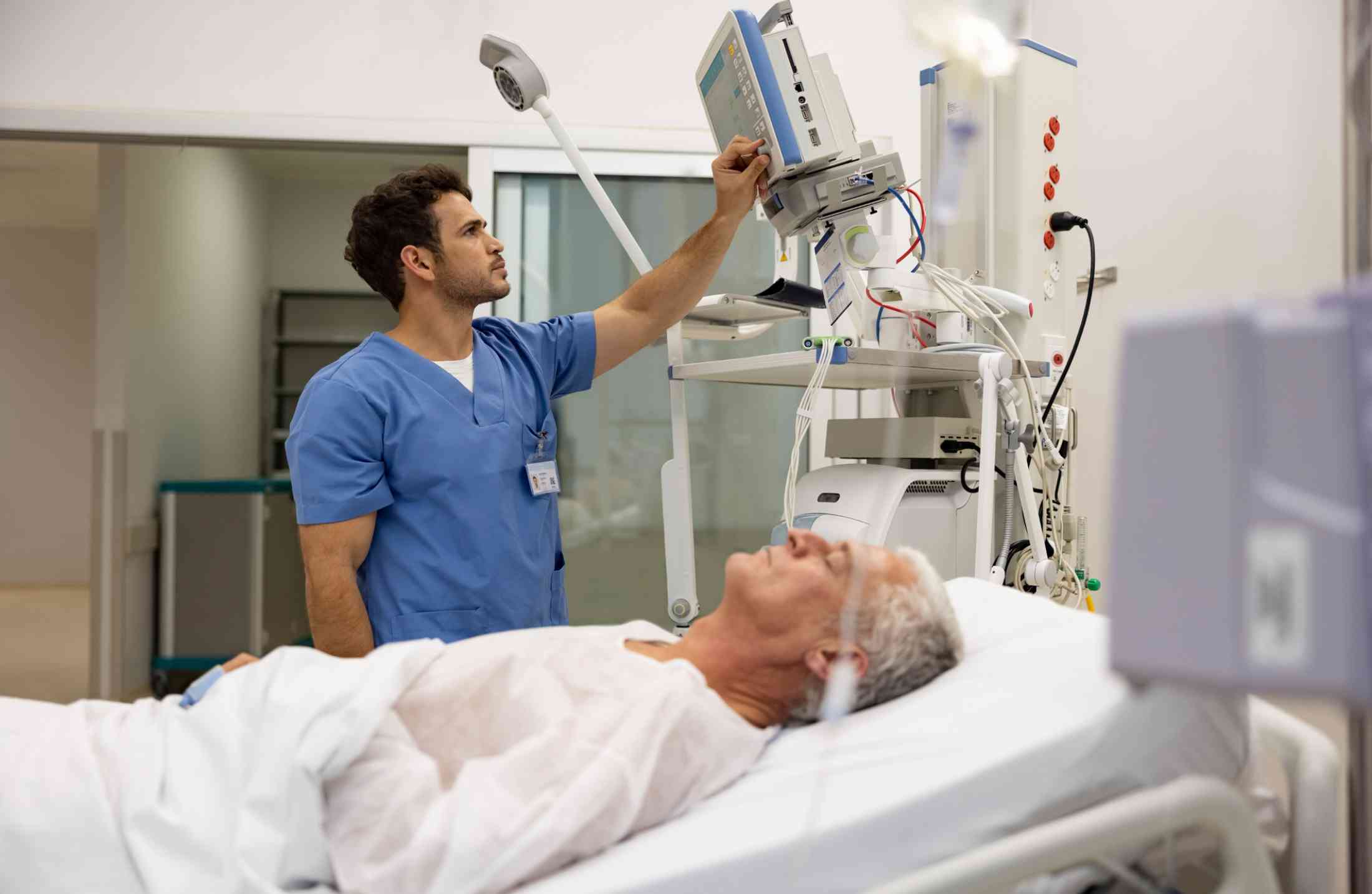 O que faz um médico intensivista?