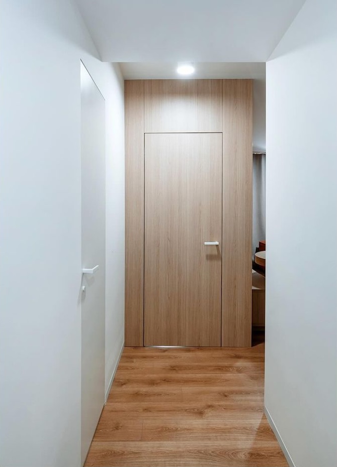 New minimalistic hardware for frameless doors by Verum | Angelbau