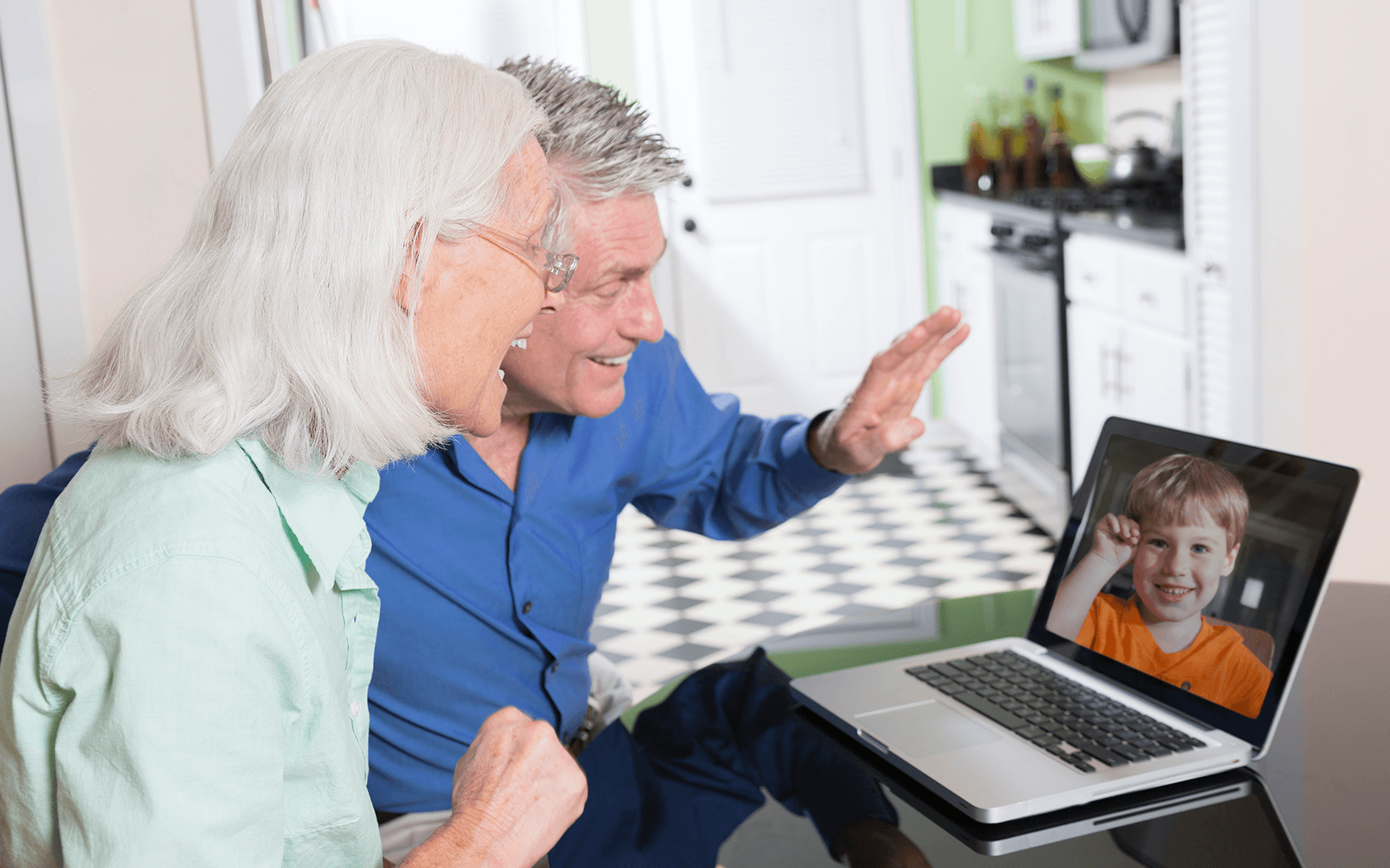 Kinzoo | How to help grandparents with video calling
