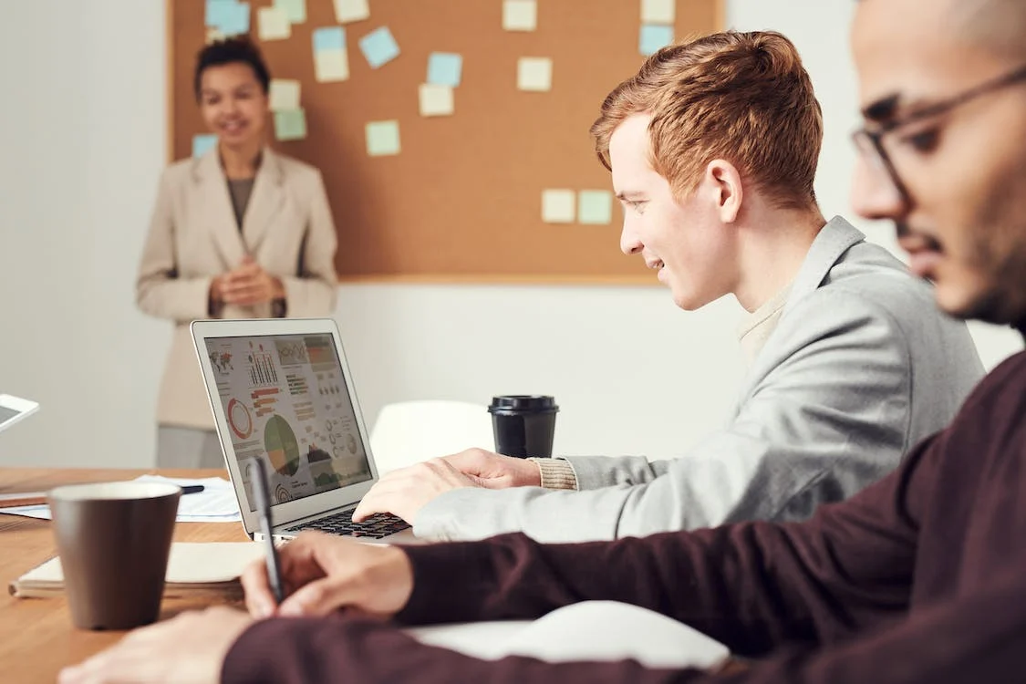 All Hands Meetings: [5+ Tips & Best Practices] To Make It Effective in 2024