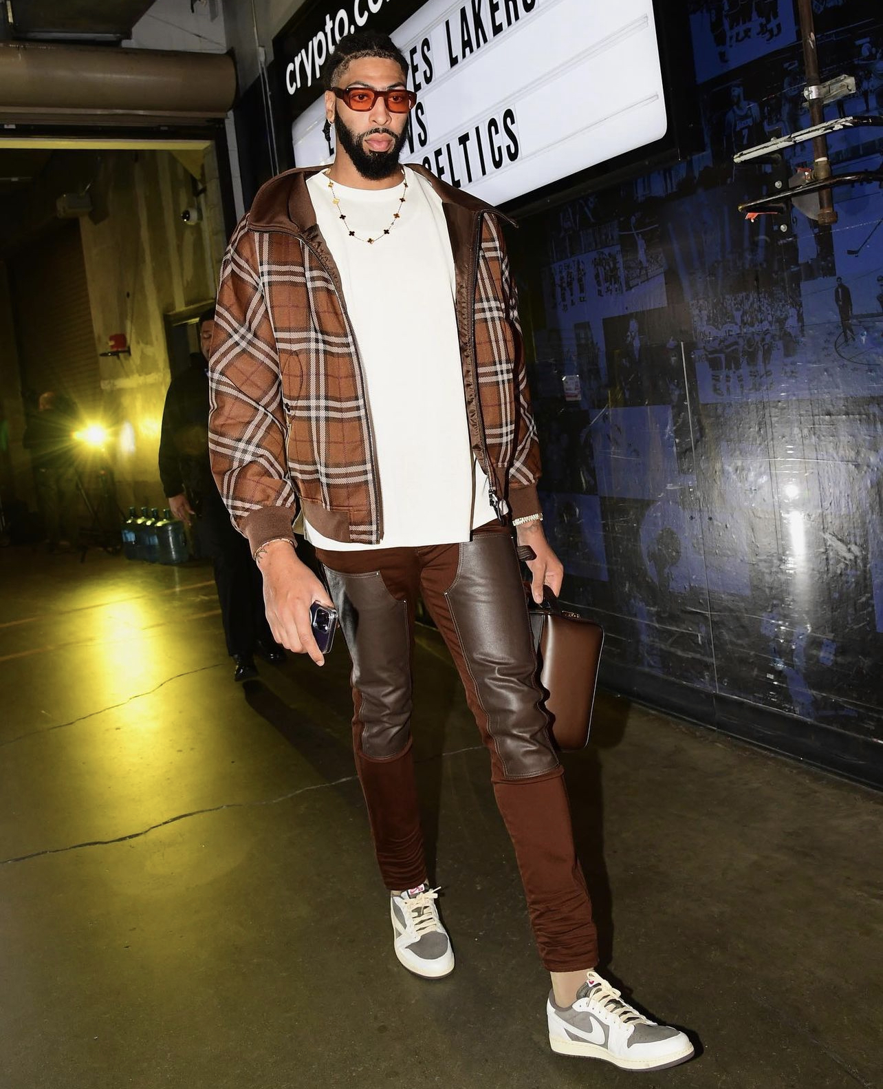 Anthony Davis scorin buckets on and off the court