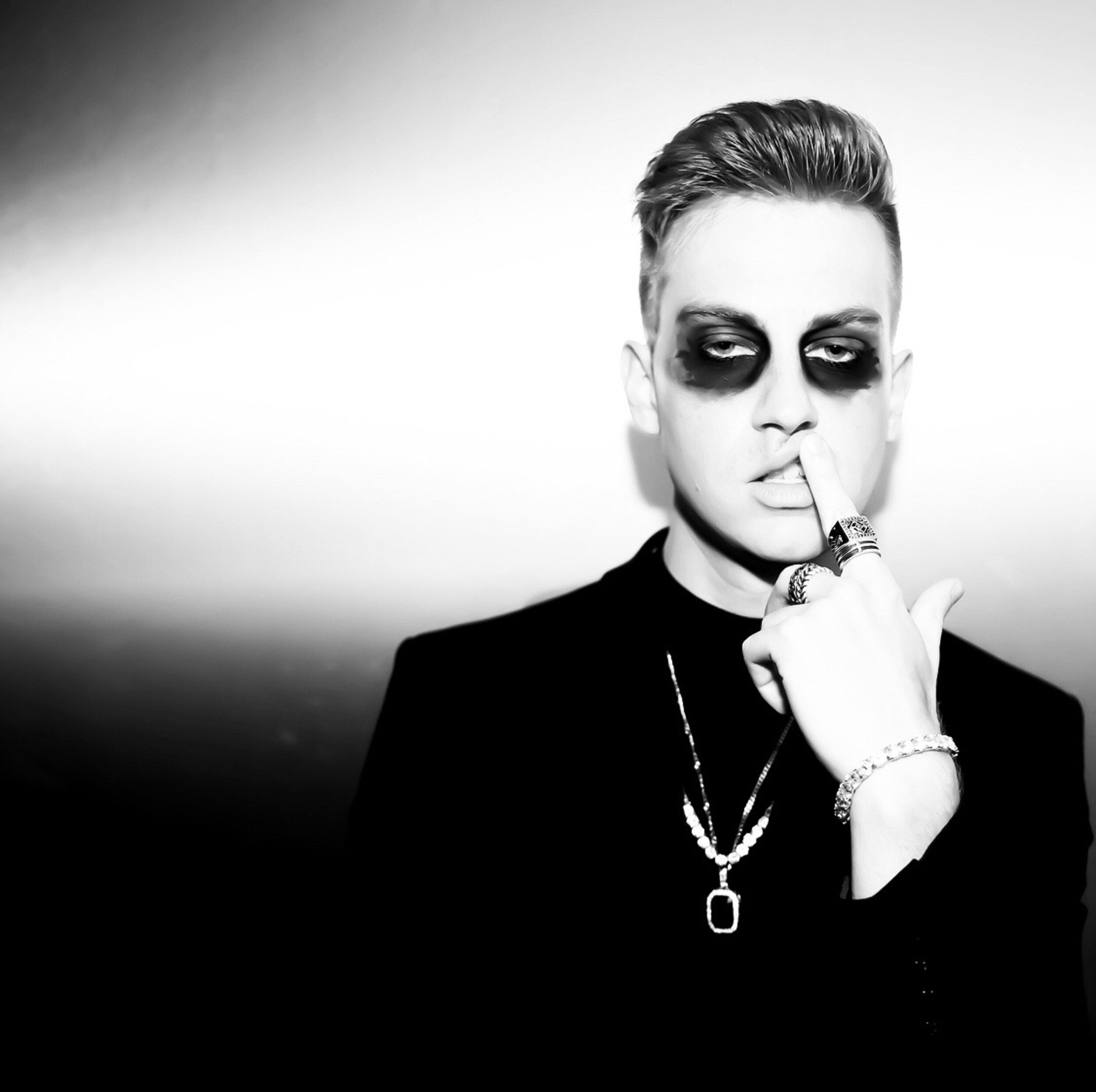 Reyn Hartley / Heartfelt New Single “Bow”