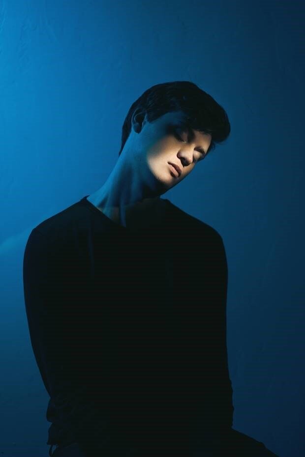 FLAUNT PREMIERE | Alex Frew Unveils “9 Feet Tall” Visual Alongside Debut EP