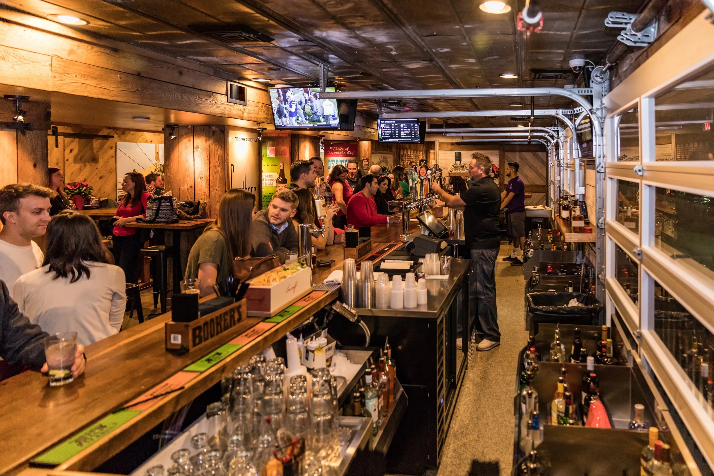 About | Lee's Pint & Shell