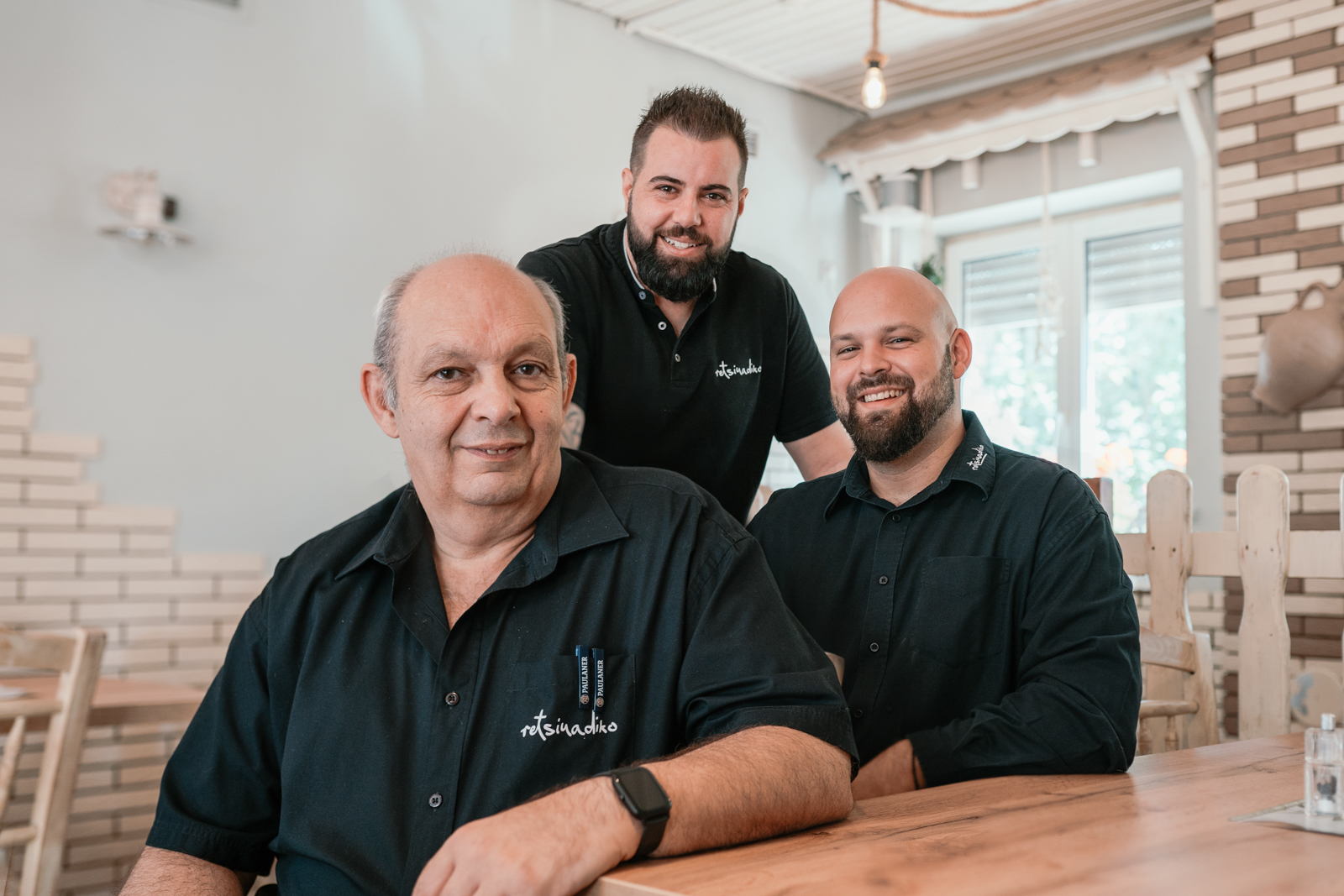 Über Uns | Retsinadiko