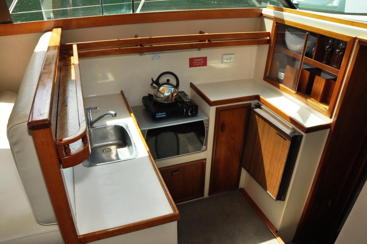 34" Riviera Flybridge - Drummoyne Boat Sales