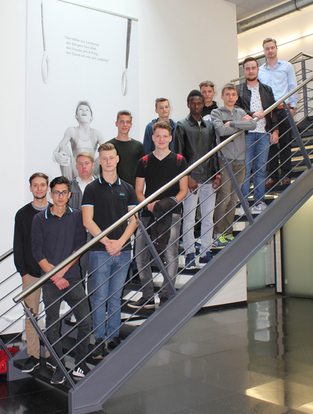 POLYRACK - DIE POLYRACK TECH-GROUP BEGRÜSST DIE NEUEN AZUBIS